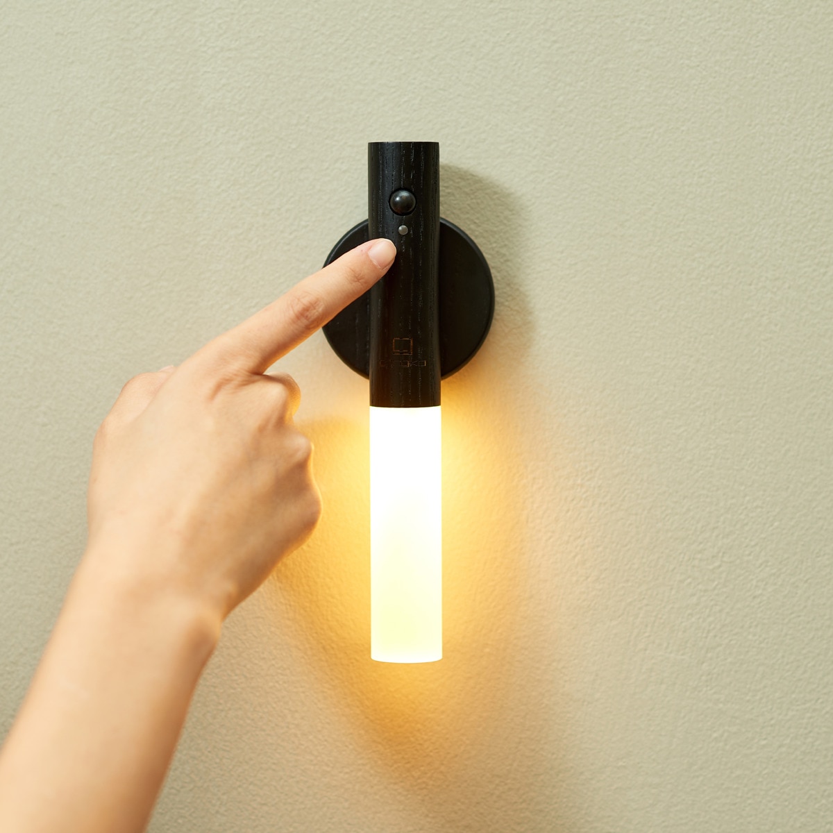 Luz aplique en madera negra Gingko Desing · Gingko · El Corte Inglés
