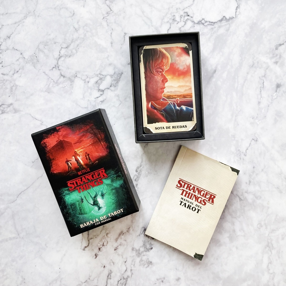 Stranger Things. Baraja de tarot con manual · LUNWERG · El Corte Inglés