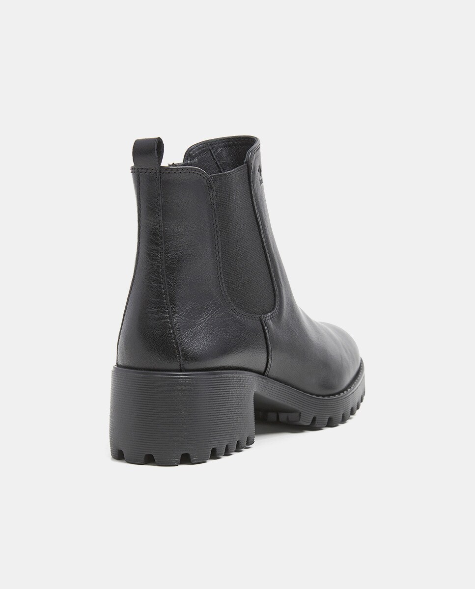 Botines tipo Chelsea en piel negra con suela track · 24HRS · El Corte ...