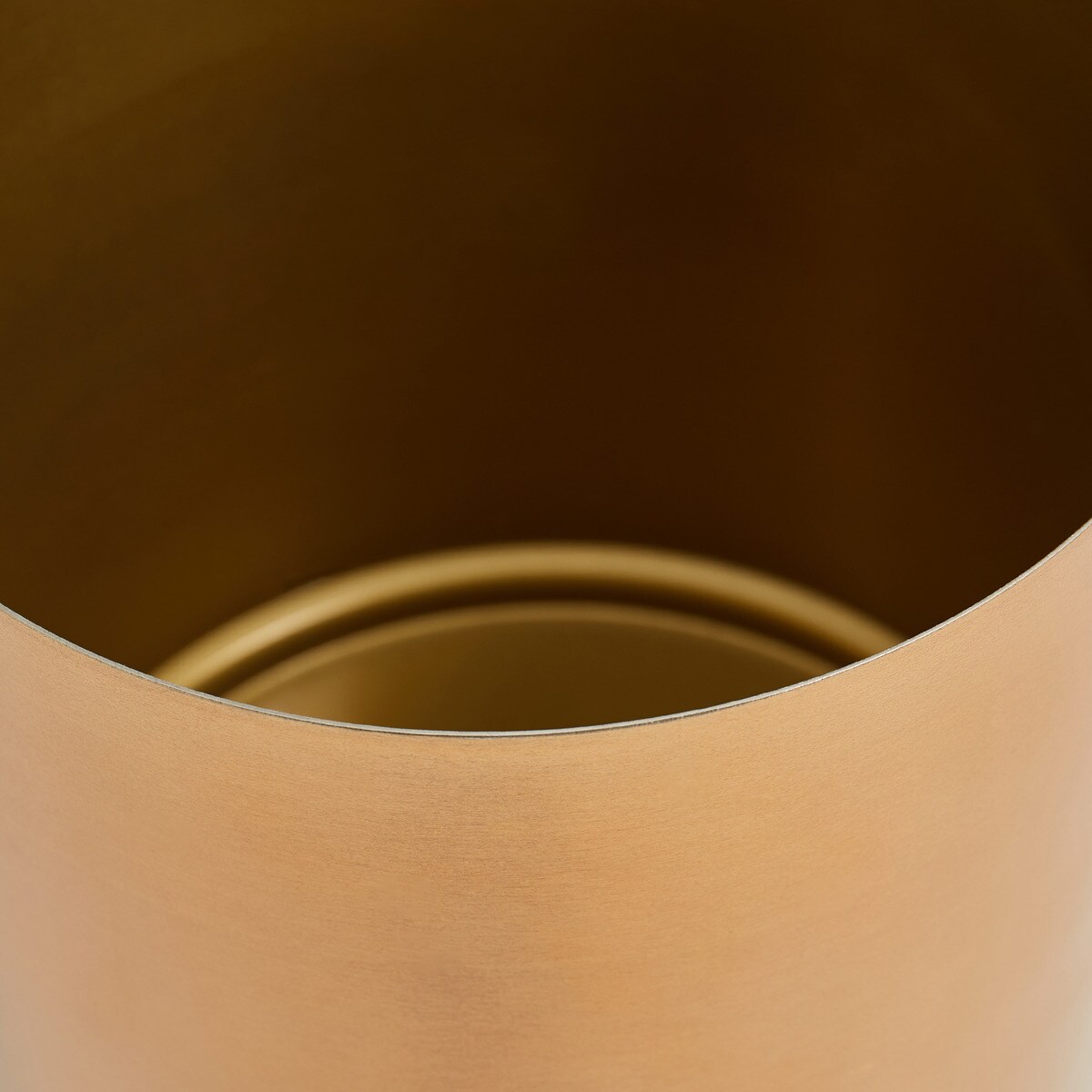 Maceta de metal con soporte Pireo El Corte Inglés · El Corte Inglés · El Corte Inglés