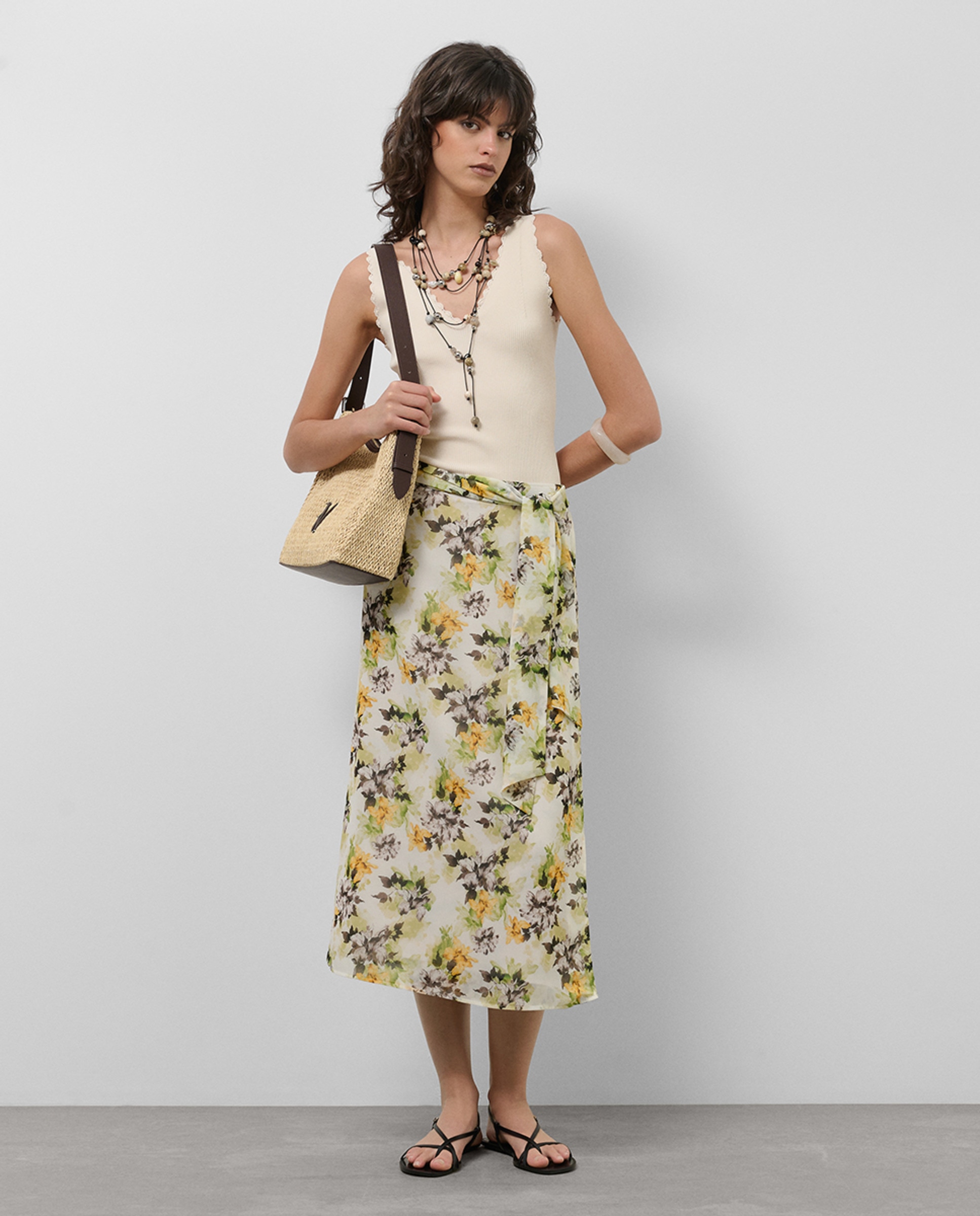Falda midi estilo pareo en crepe georgette estampado floral · Roberto ...