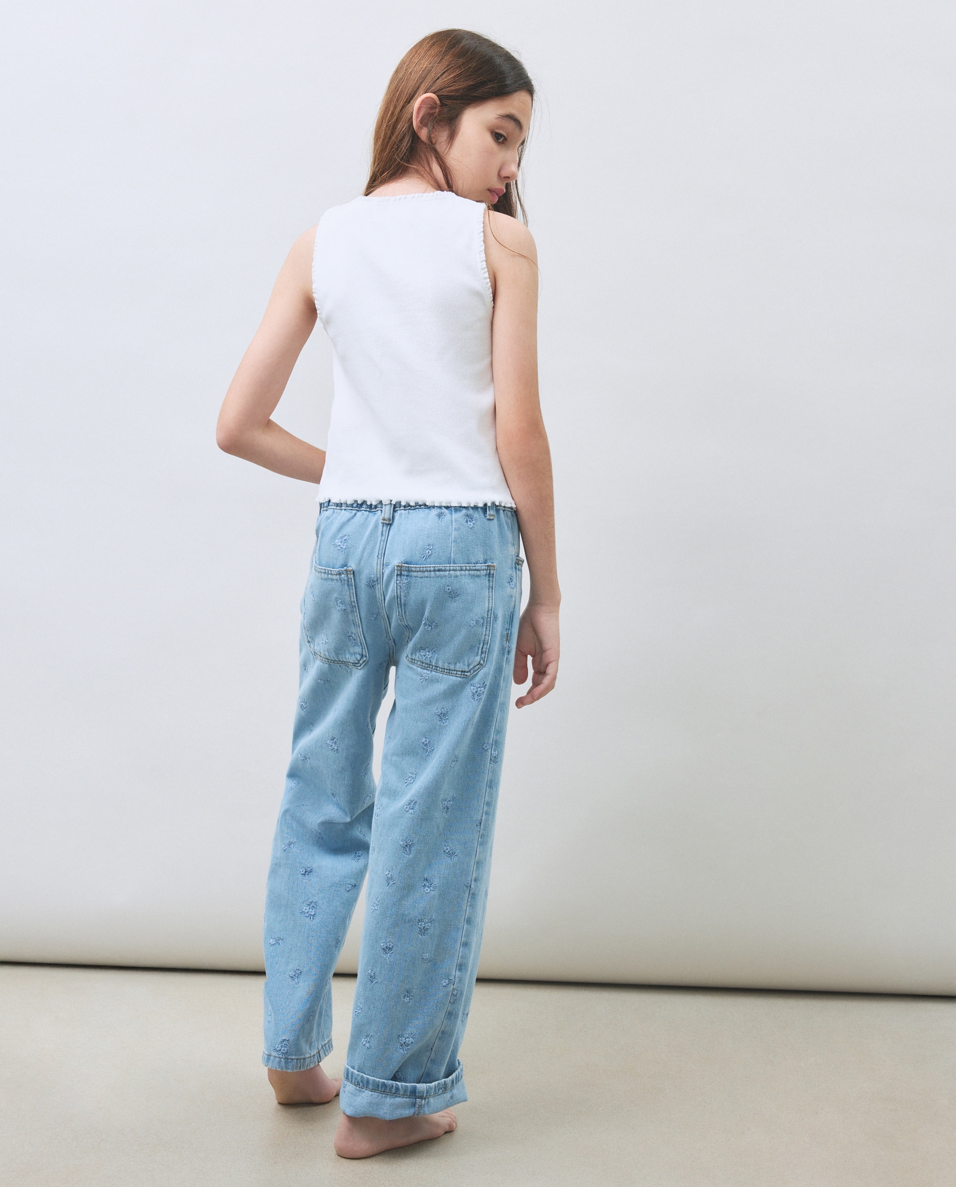 Pantalón denim wide lega fantasía bordado tone to tone de niña Gris ...