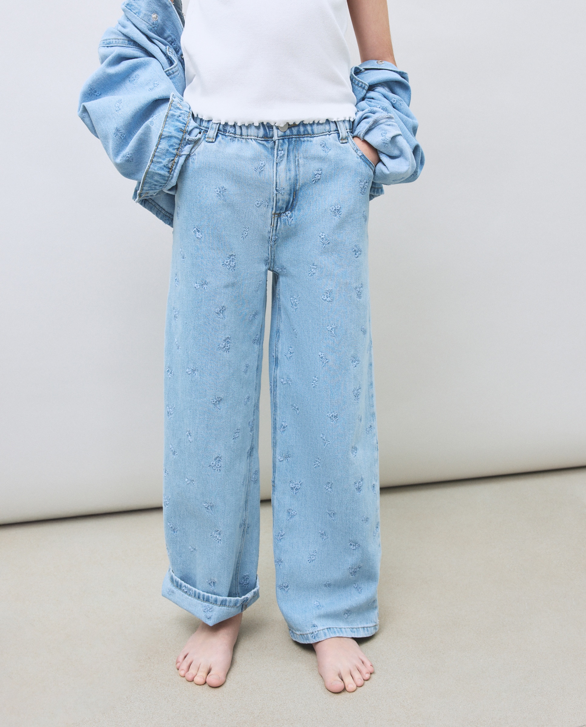 Pantalón denim wide lega fantasía bordado tone to tone de niña Gris ...