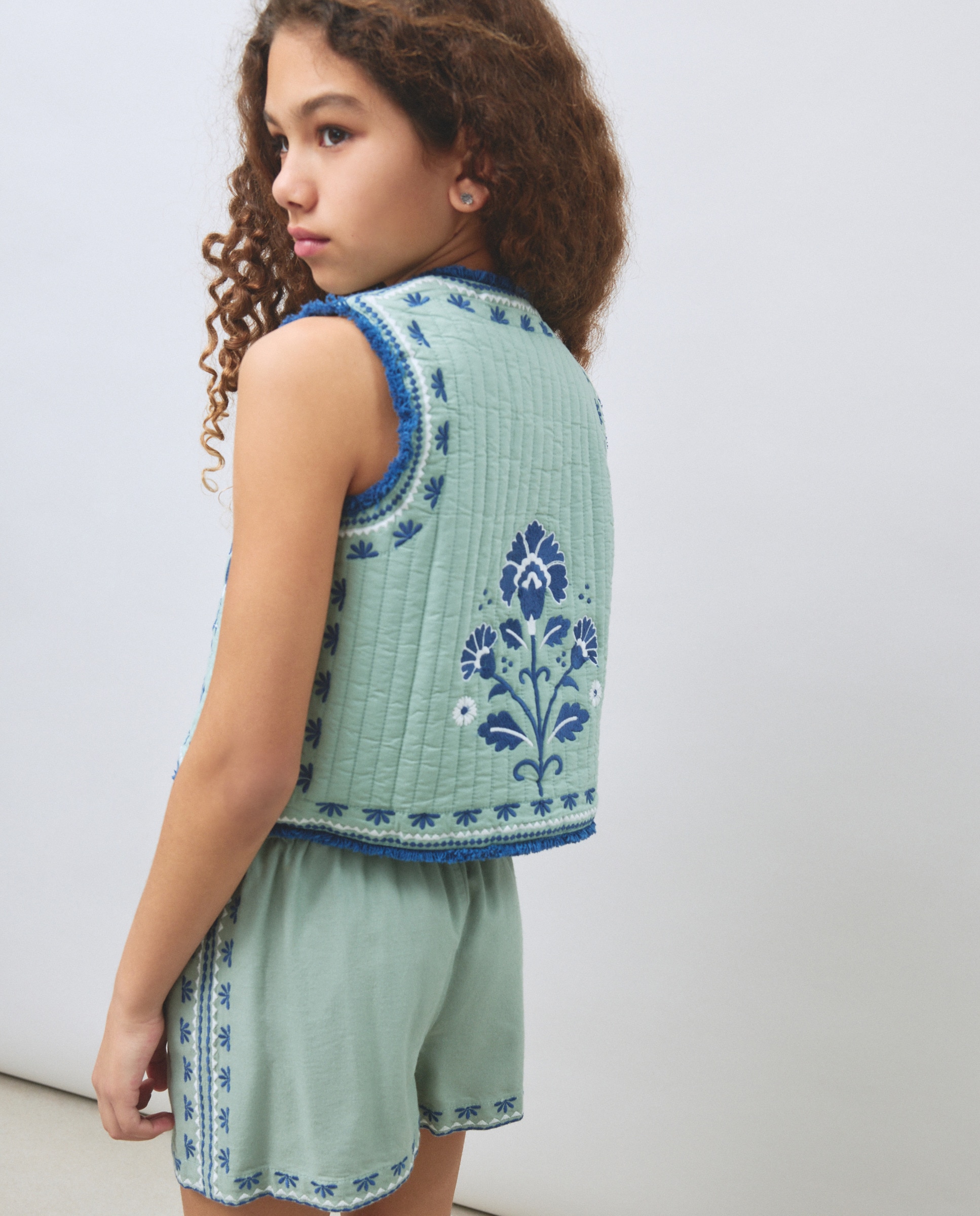 Chaleco de niña con flores bordadas Verde Kids El Corte Inglés · El ...