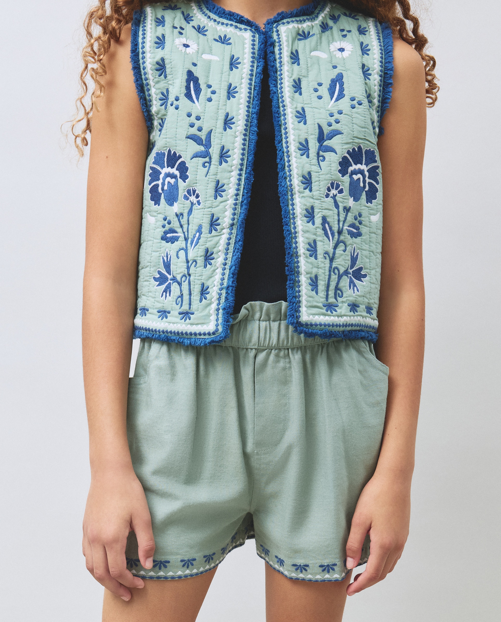 Chaleco de niña con flores bordadas Verde Kids El Corte Inglés · El ...