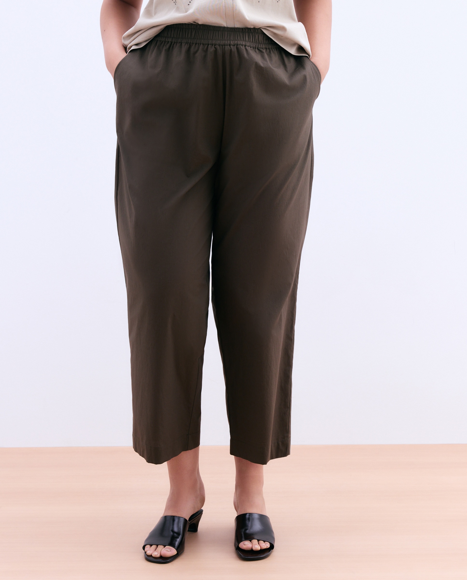 Pantalón recto de mujer realizado en popelín 520 Kaki Couchel · El ...