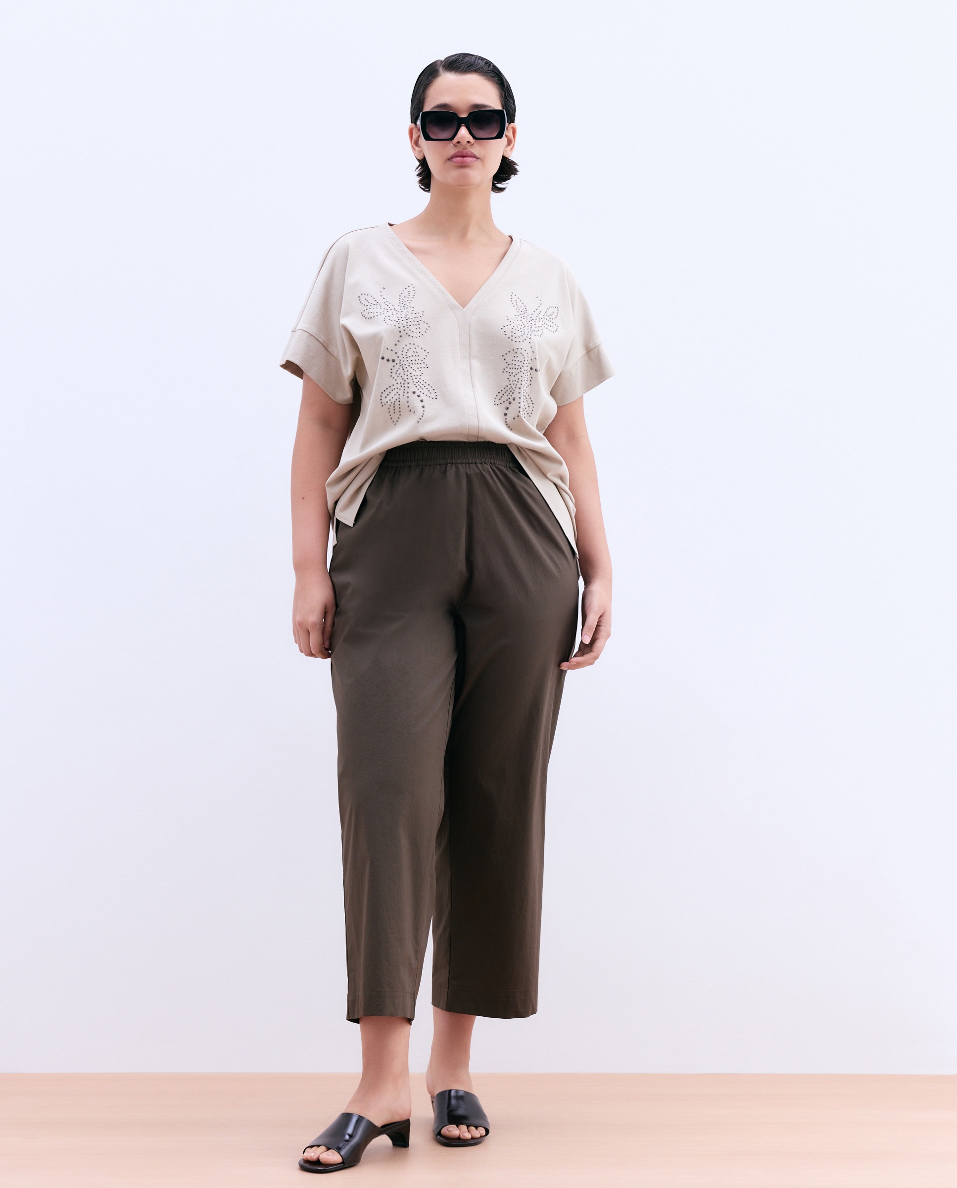 Pantalón recto de mujer realizado en popelín 520 Kaki Couchel · El ...