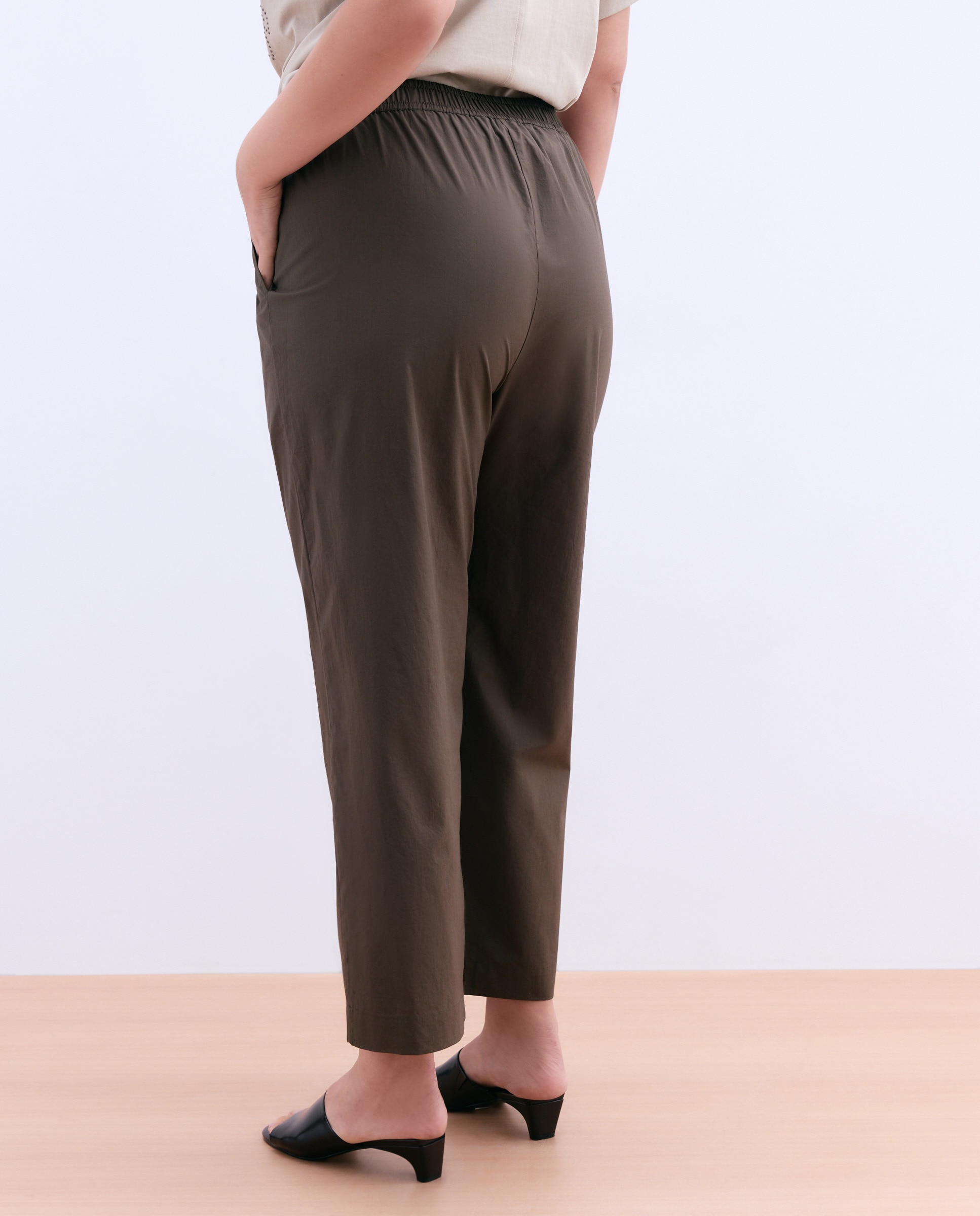 Pantalón recto de mujer realizado en popelín 520 Kaki Couchel · El ...